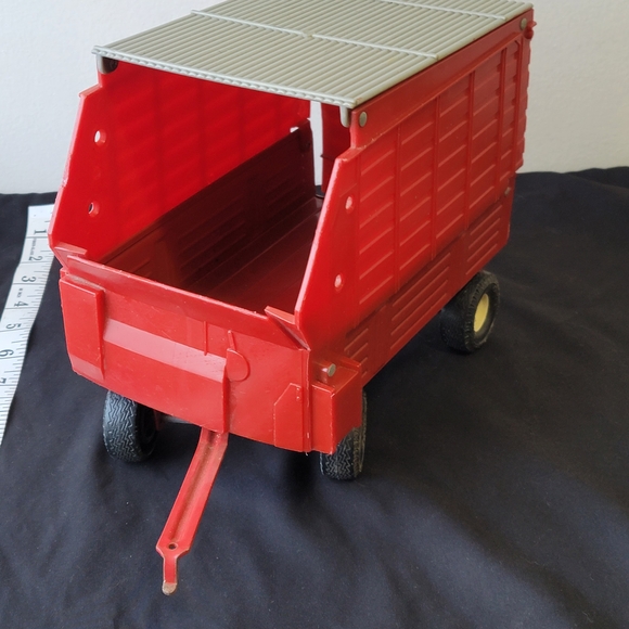 ERTL | Toys | Vintage Ertl International Chopper Box Forage Wagon 16 ...